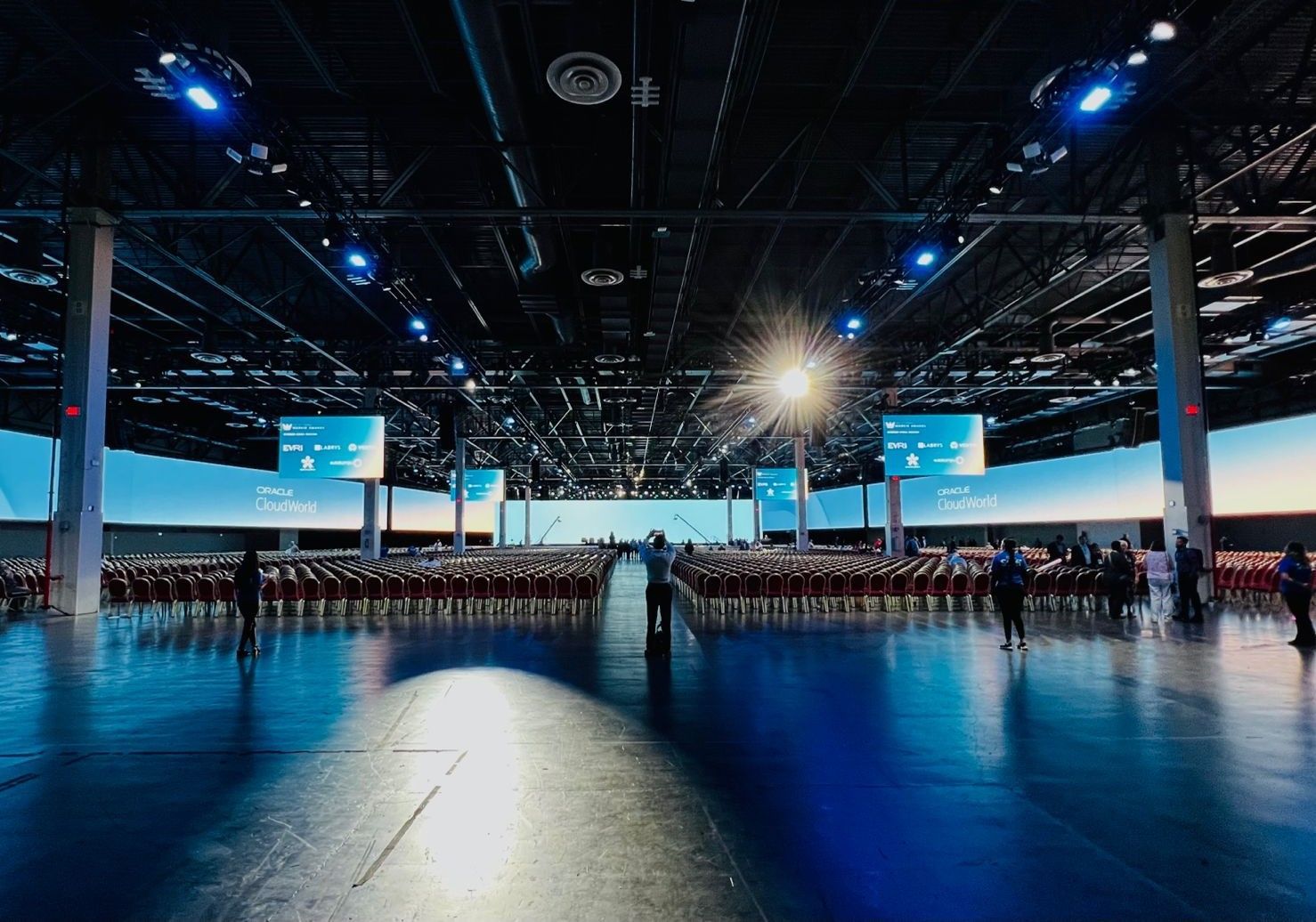 Oracle CloudWorld 2022 Kicks Off with Graphite LED Technology | ROE Visual